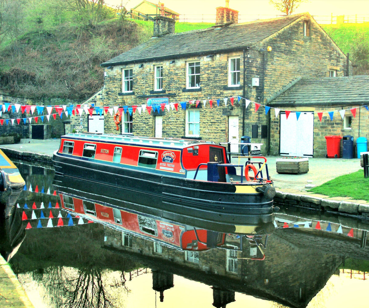 Narrow Boating Cheshire - Heritage Narrow Boats
